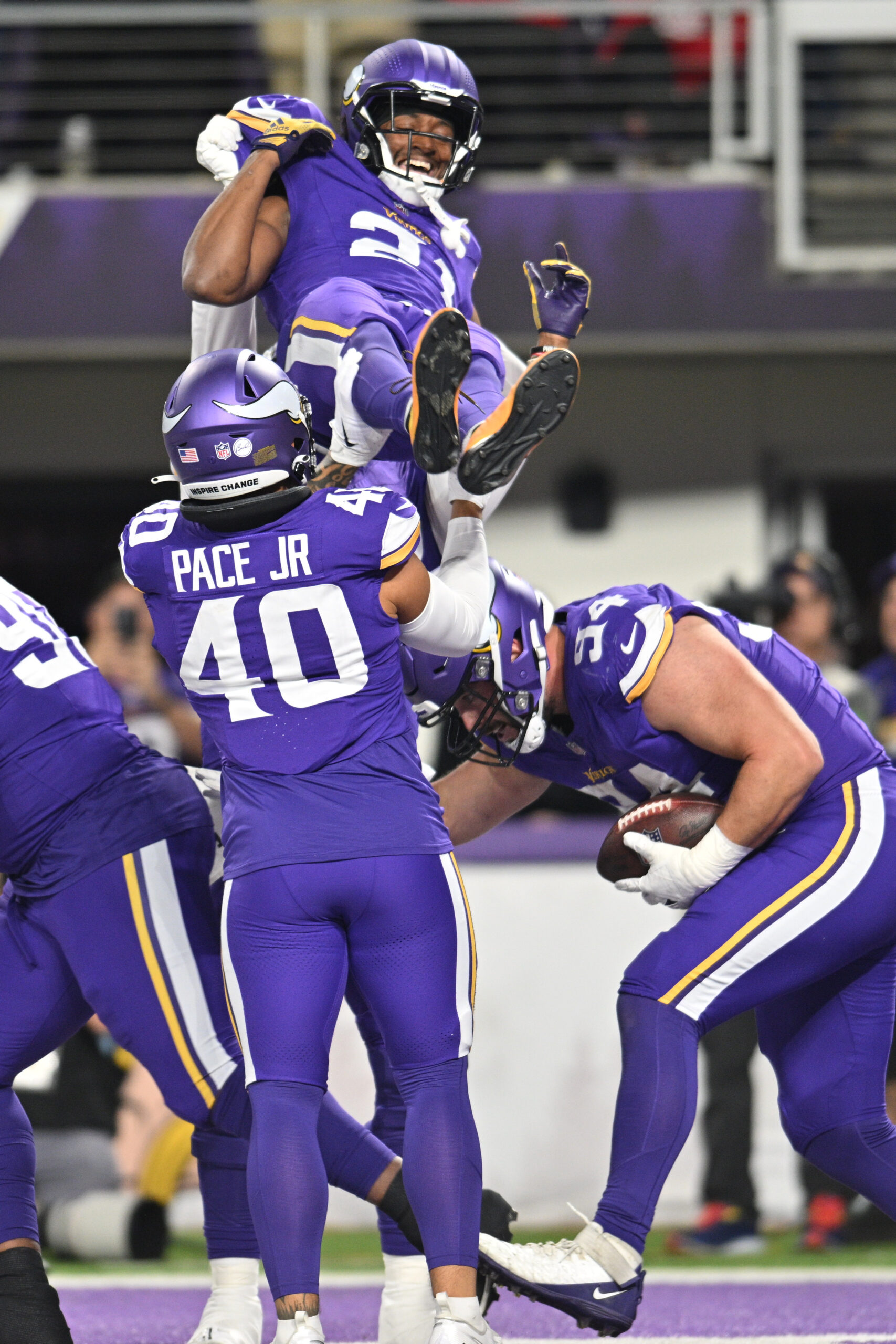 The Case to Cut/Keep Dean Lowry, The Vikings' Veteran Defensive End